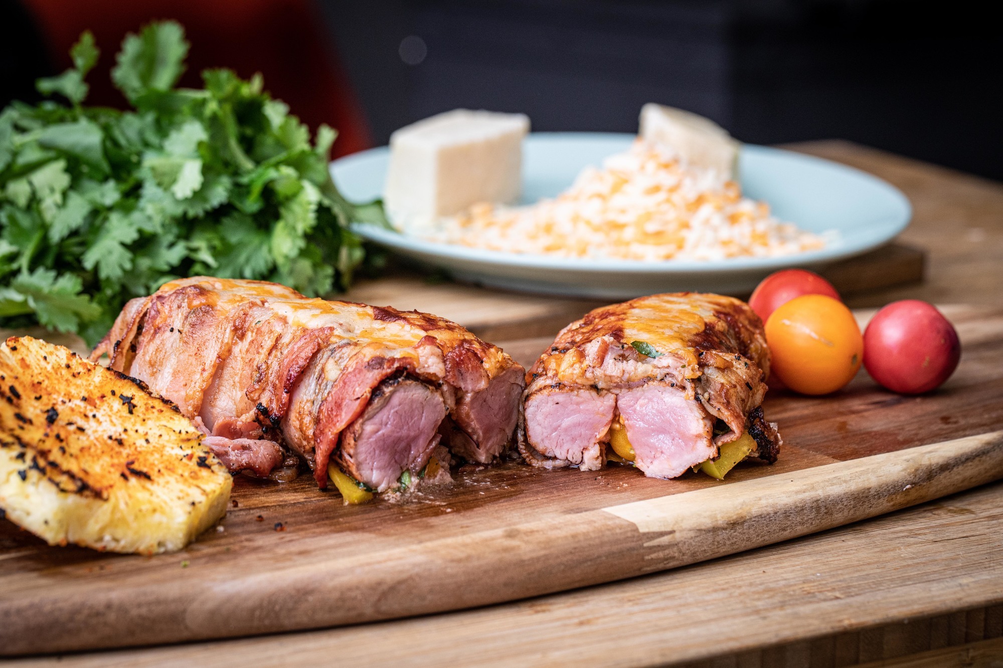 Filet de porc farci enveloppé dans des tranches de bacon – BBQ Québec